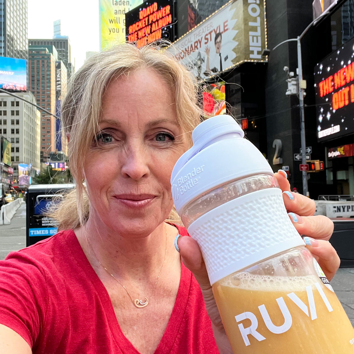 How Co-Founder Amber Benson Keeps Up Her Nutrition While Traveling – Ruvi